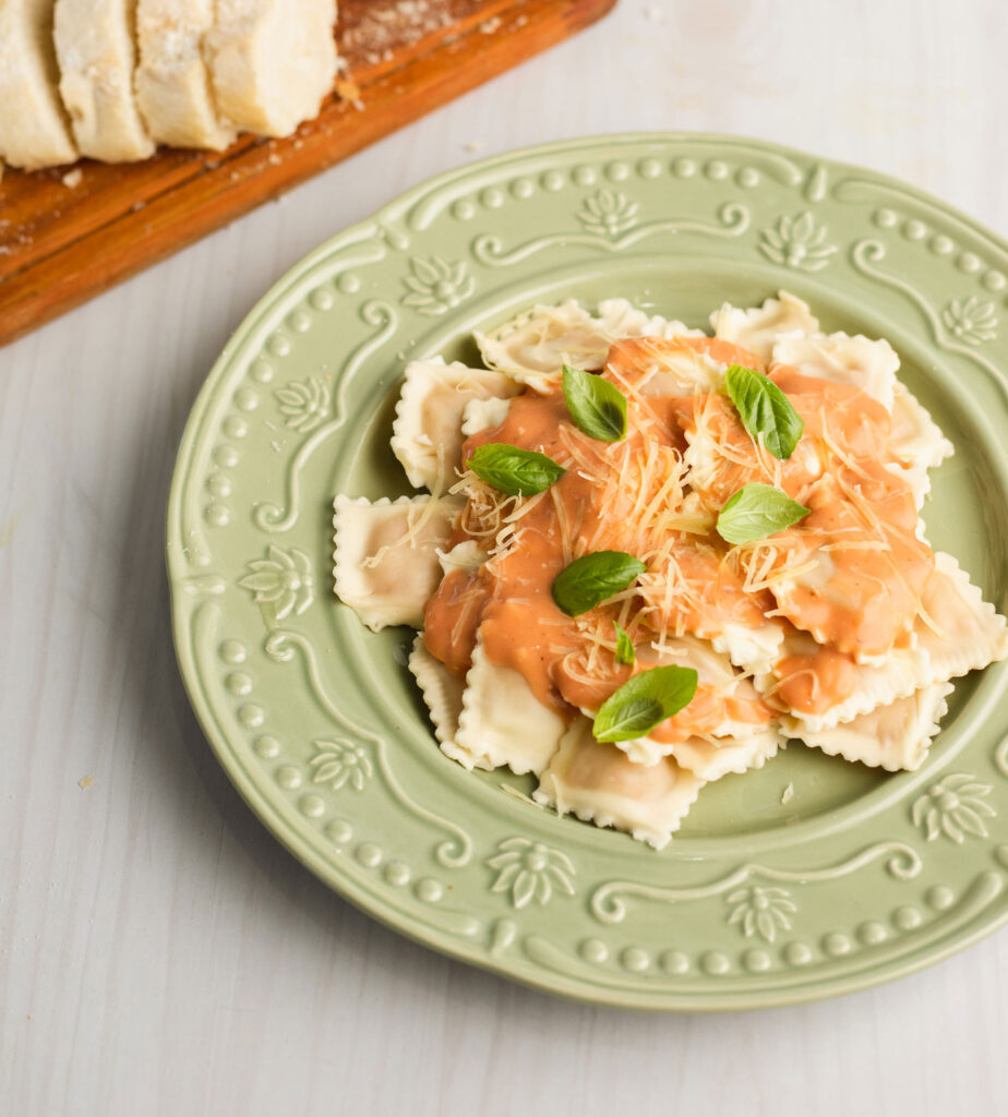 Ravioles de carne son Salsa Rosa – Quiero Más